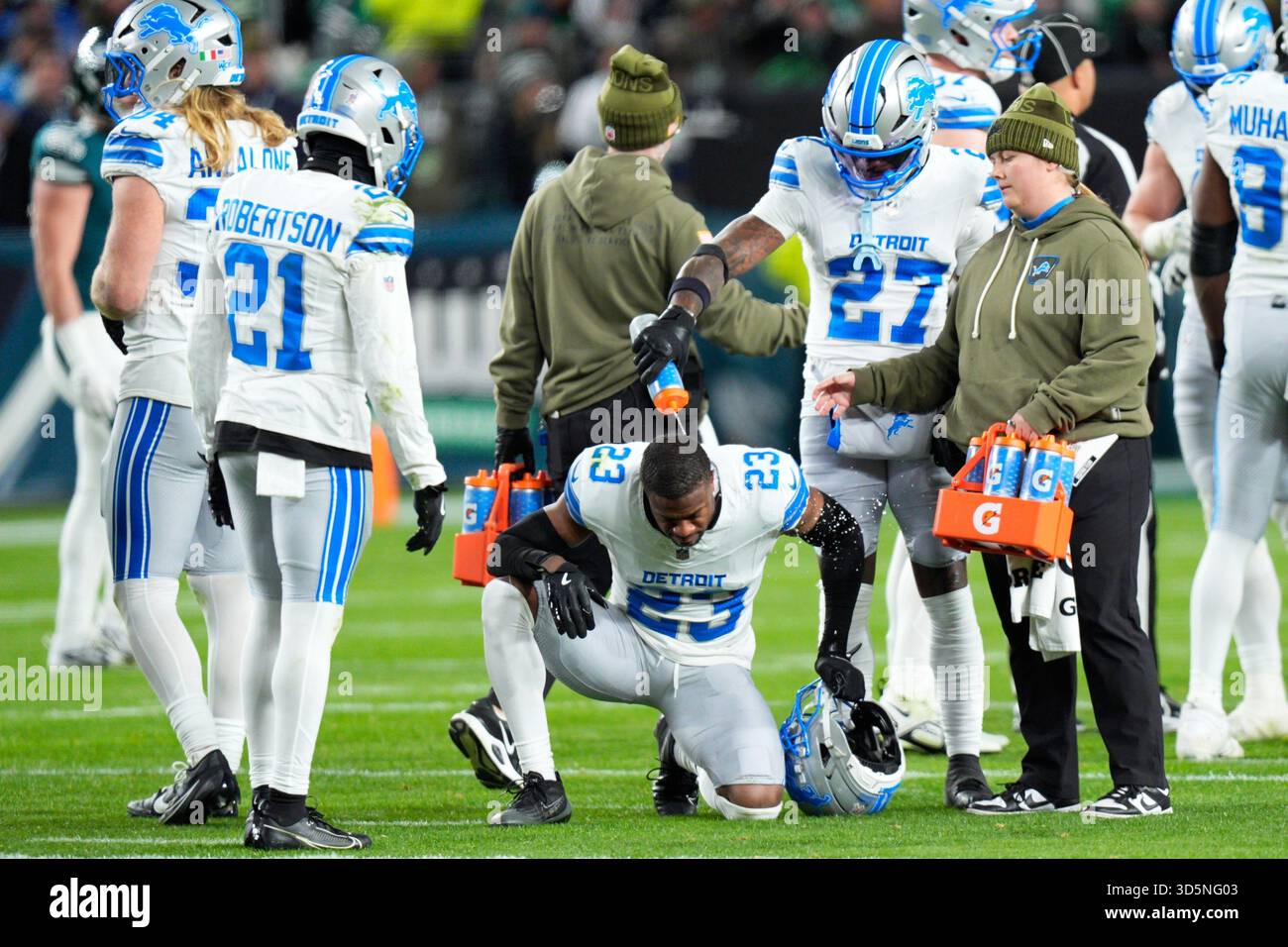 Detroit Lions cornerback Arthur Maulet (27) pours water on Lions ...