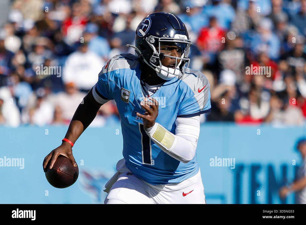 Tennessee Titans quarterback Cam Ward (1) looks to throw a pass during ...
