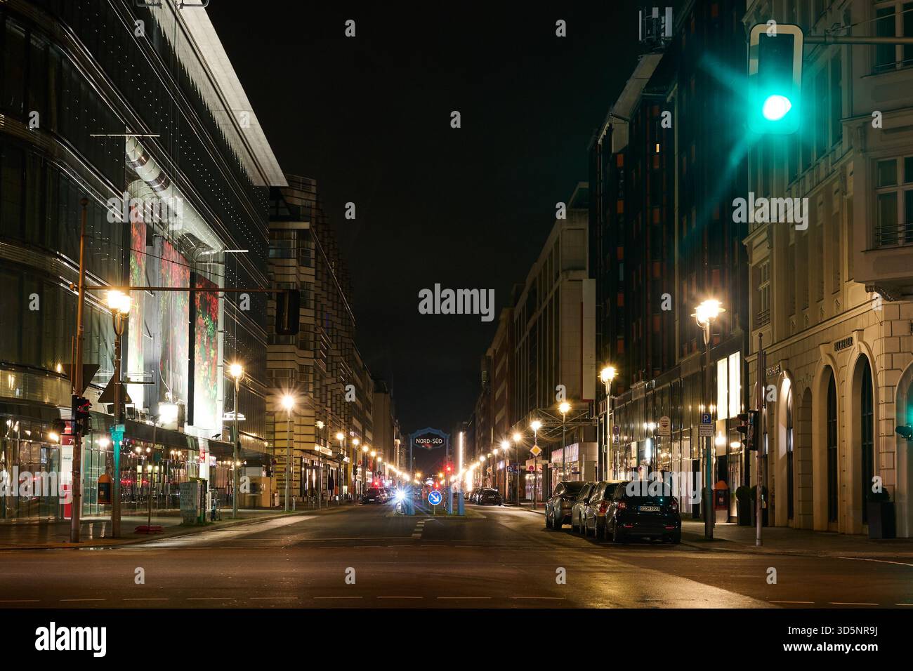 17 November 2025, Berlin: In the early morning, a traffic light on ...