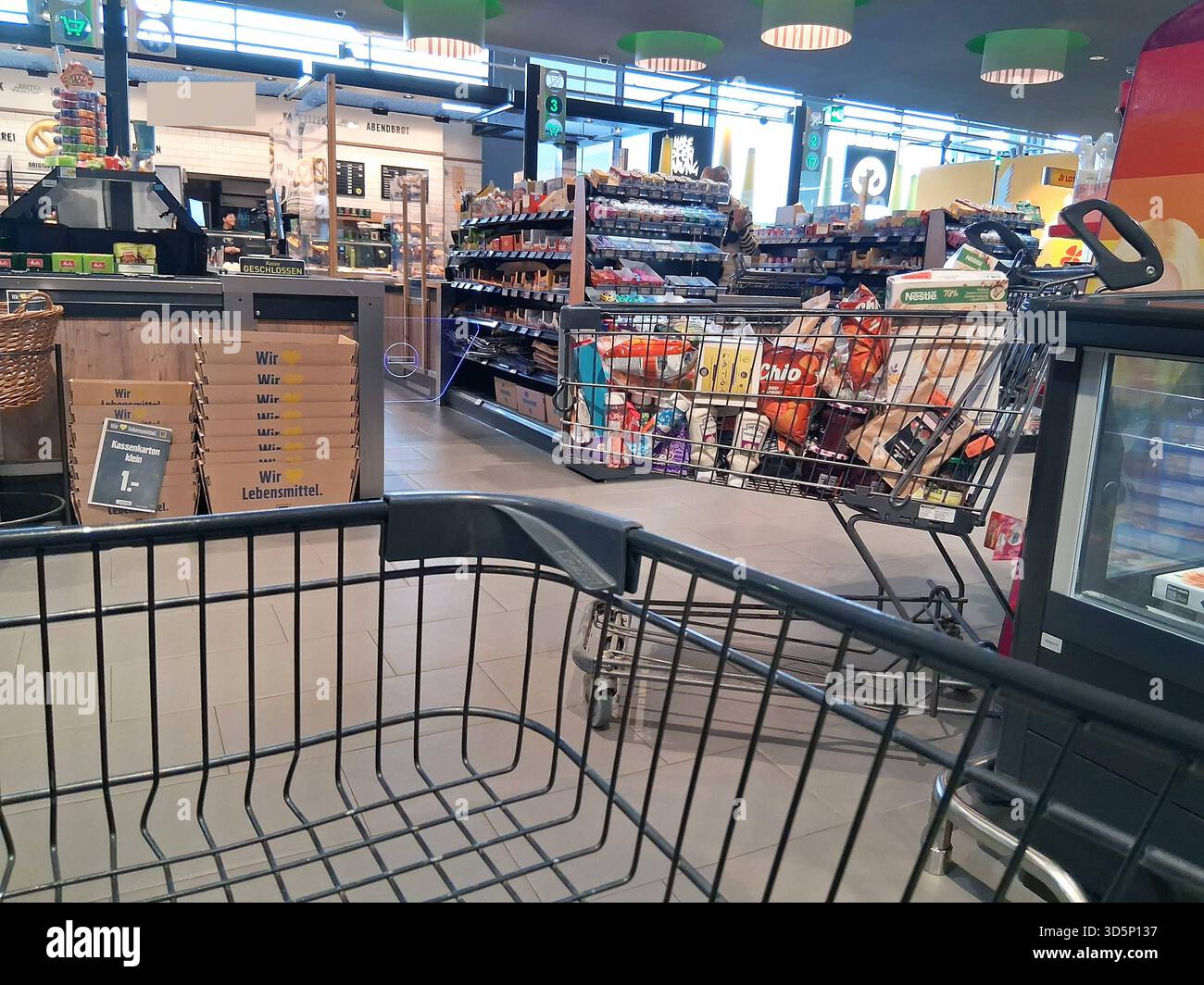 Edeka - Einkauf zu Zeiten von Inflation in einem Edeka Supermarkt Edeka ...