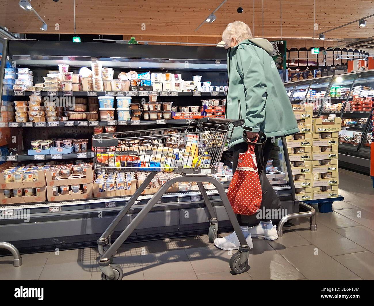 Edeka - Einkauf zu Zeiten von Inflation in einem Edeka Supermarkt Edeka ...