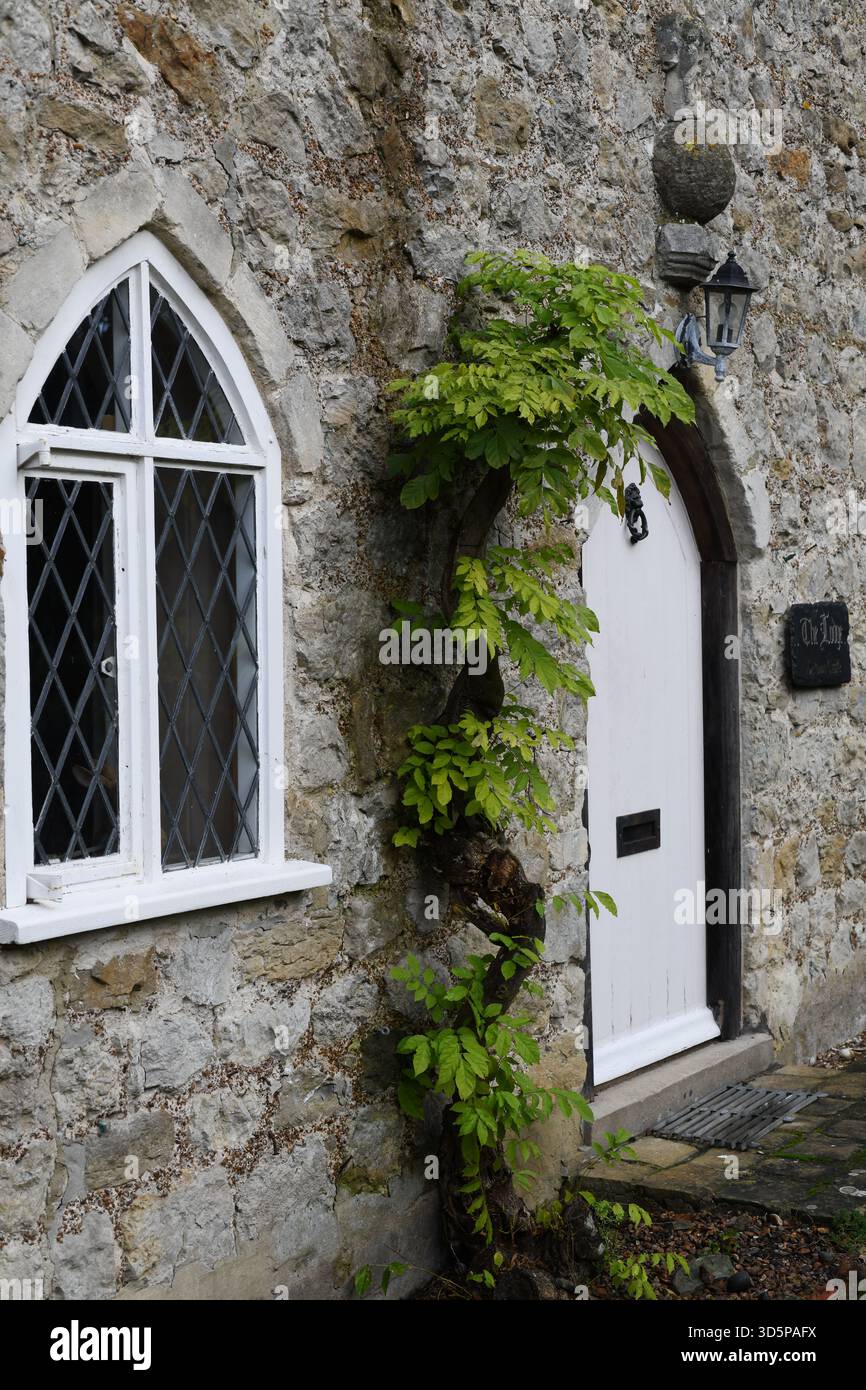 Ancient castle windows door hi-res stock photography and images - Alamy