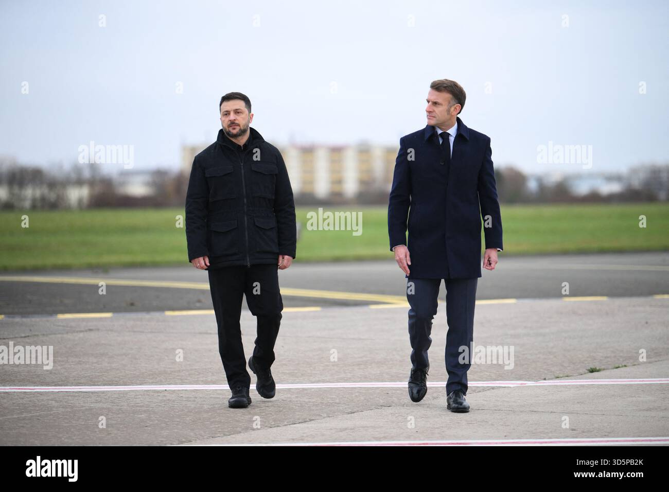 French President Emmanuel Macron and Ukraine's President Volodymyr ...