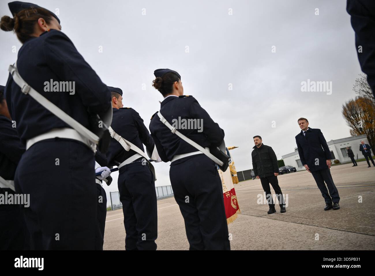 French President Emmanuel Macron and Ukraine's President Volodymyr ...