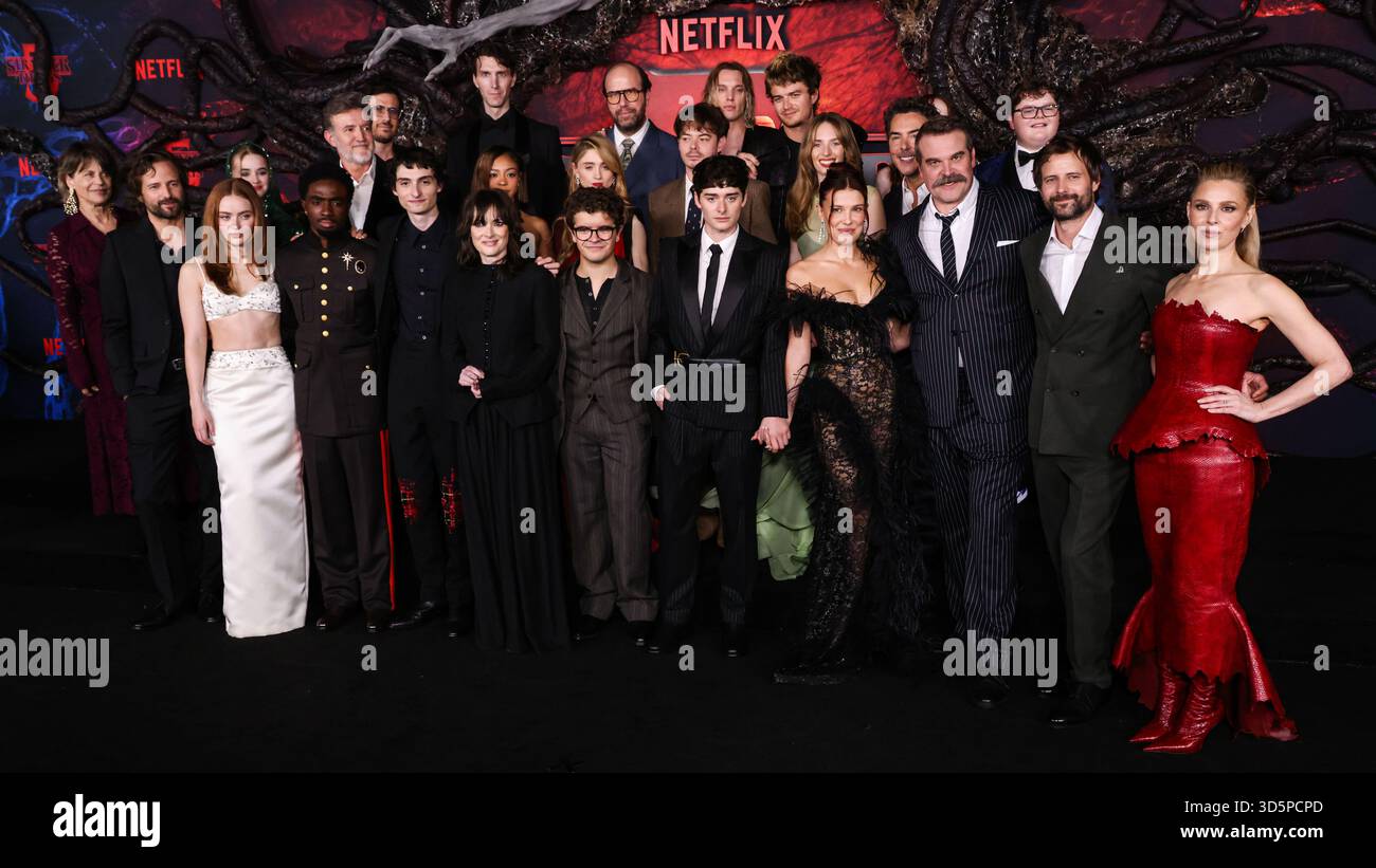 Joe keery natalia dyer stranger things hi-res stock photography and ...