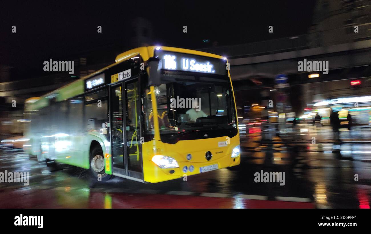 16.11.2025, Berlin - Deutschland. Ein Bus der Linie 106 unterwegs in ...