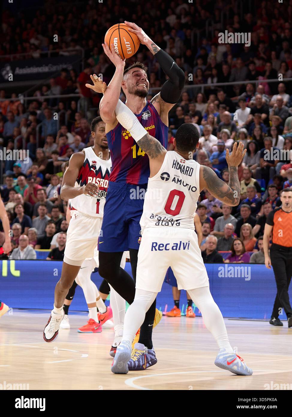 Willy Hernangomez of FC Barcelona in action with Markus Howard of ...