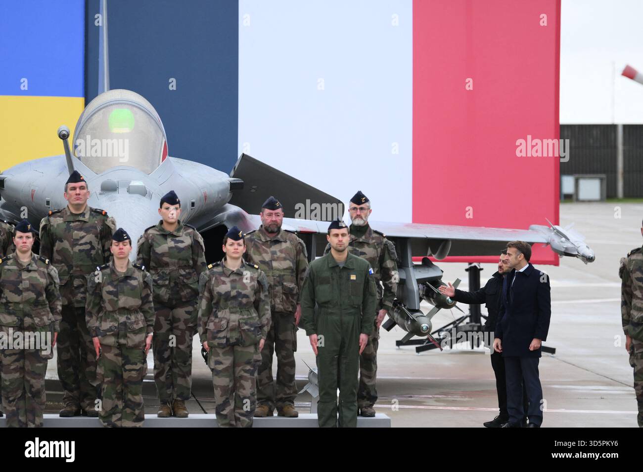 French President Emmanuel Macron and Ukraine's President Volodymyr ...