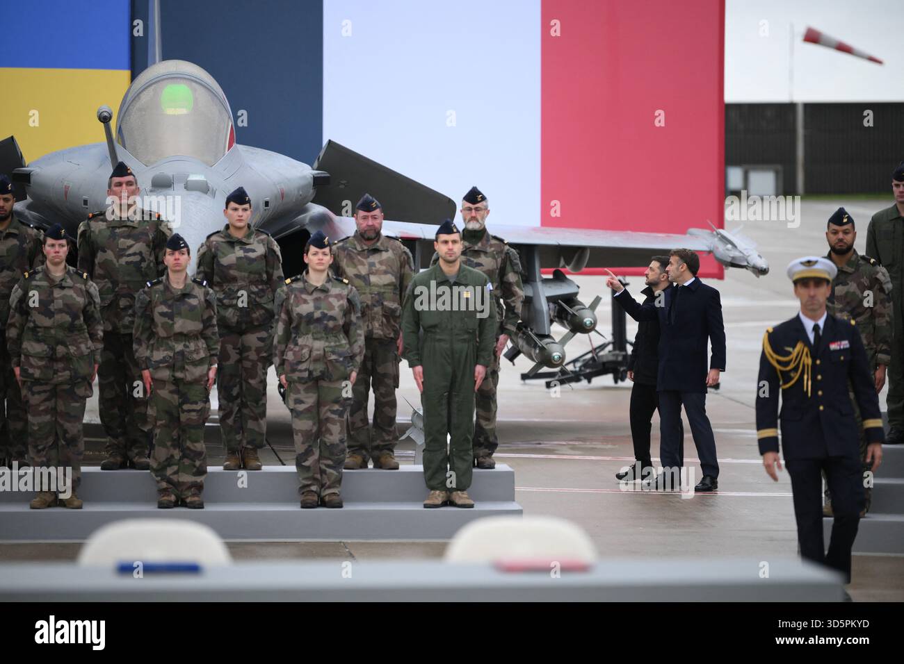 French President Emmanuel Macron and Ukraine's President Volodymyr ...