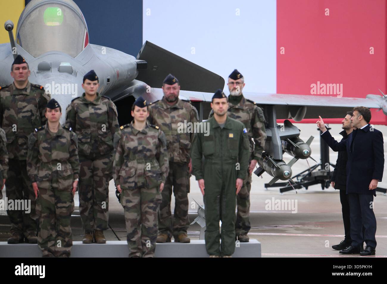 French President Emmanuel Macron and Ukraine's President Volodymyr ...
