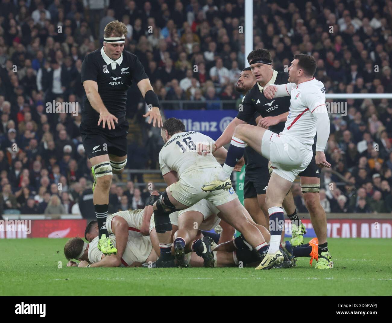 Sam Darry of New Zealand and England's Ben Spencer(Bath Rugby) in ...