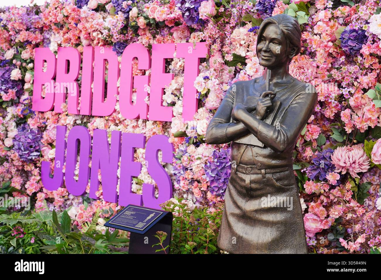 The Bridget Jones: Scenes in the square statue after its unveiling at ...