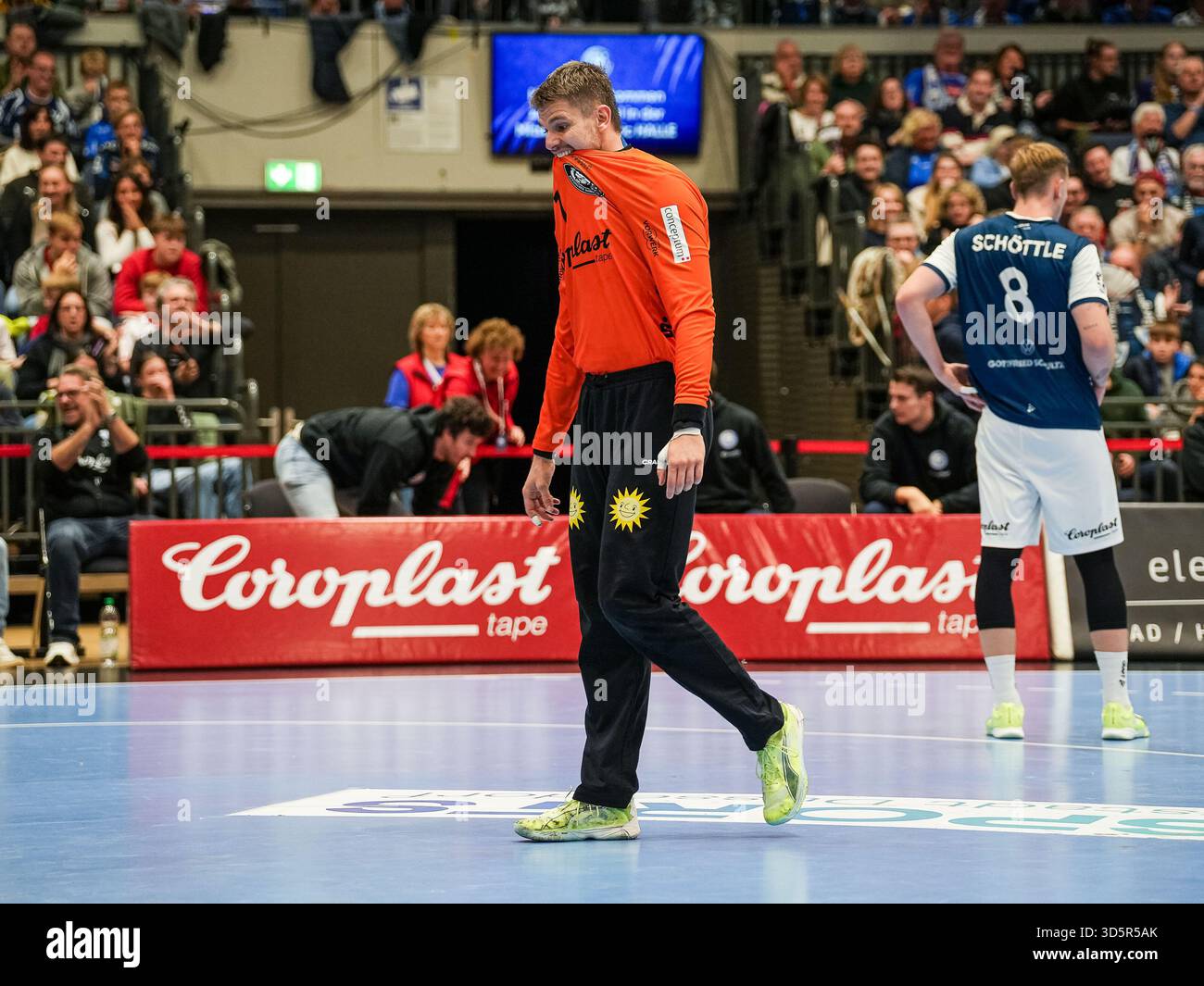 Christopher Rudeck (Bergischer HC, #01) bites into the jersey ...