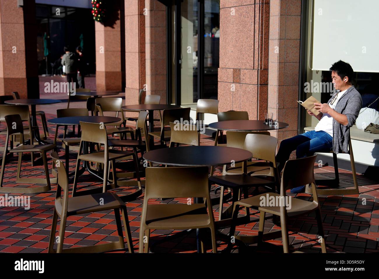 (251117) -- TOKYO, Nov. 17, 2025 (Xinhua) -- A man rests outside a cafe ...