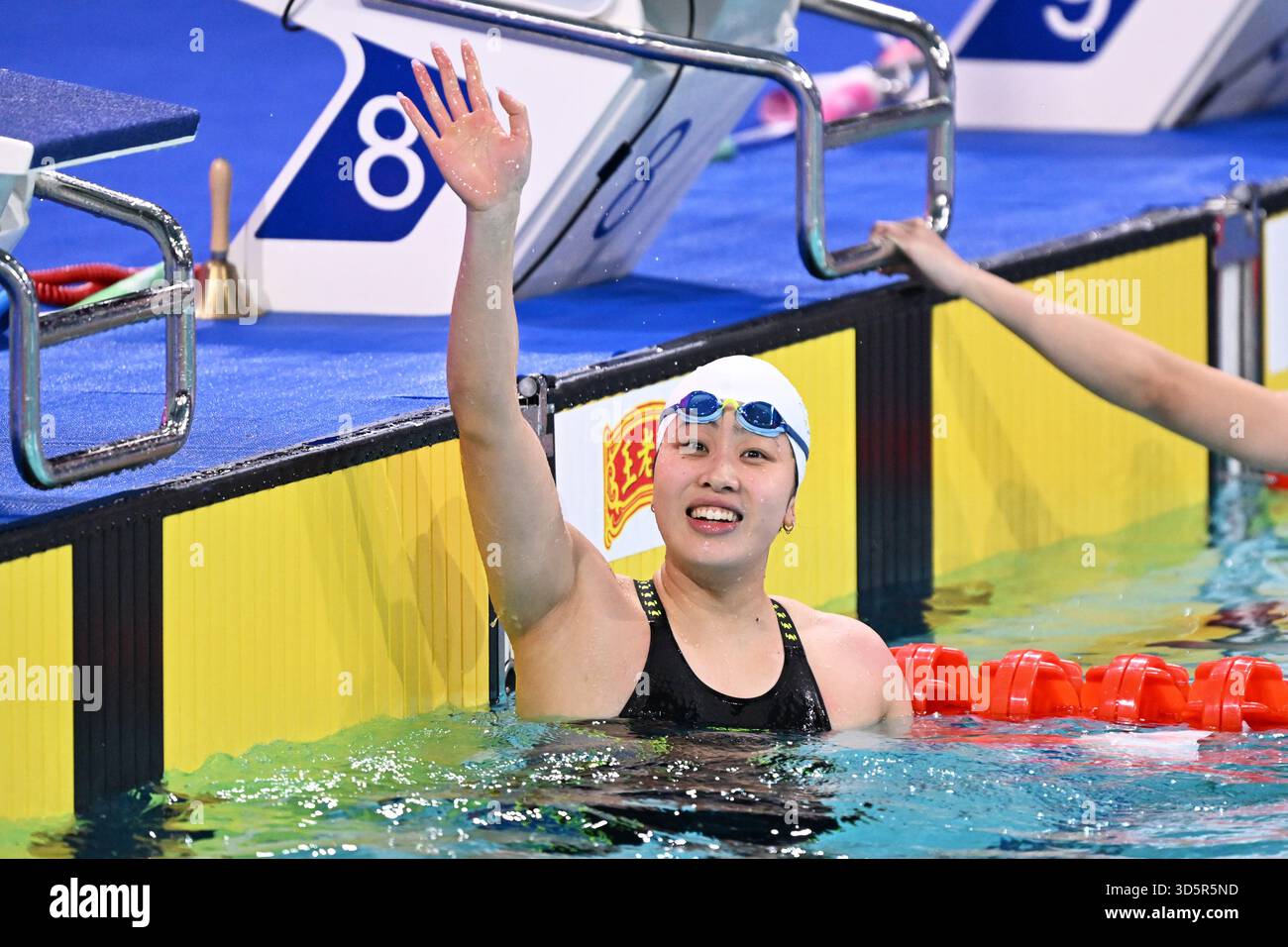 (251117) -- SHENZHEN, Nov. 17, 2025 (Xinhua) -- Wu Qingfeng of Zhejiang ...