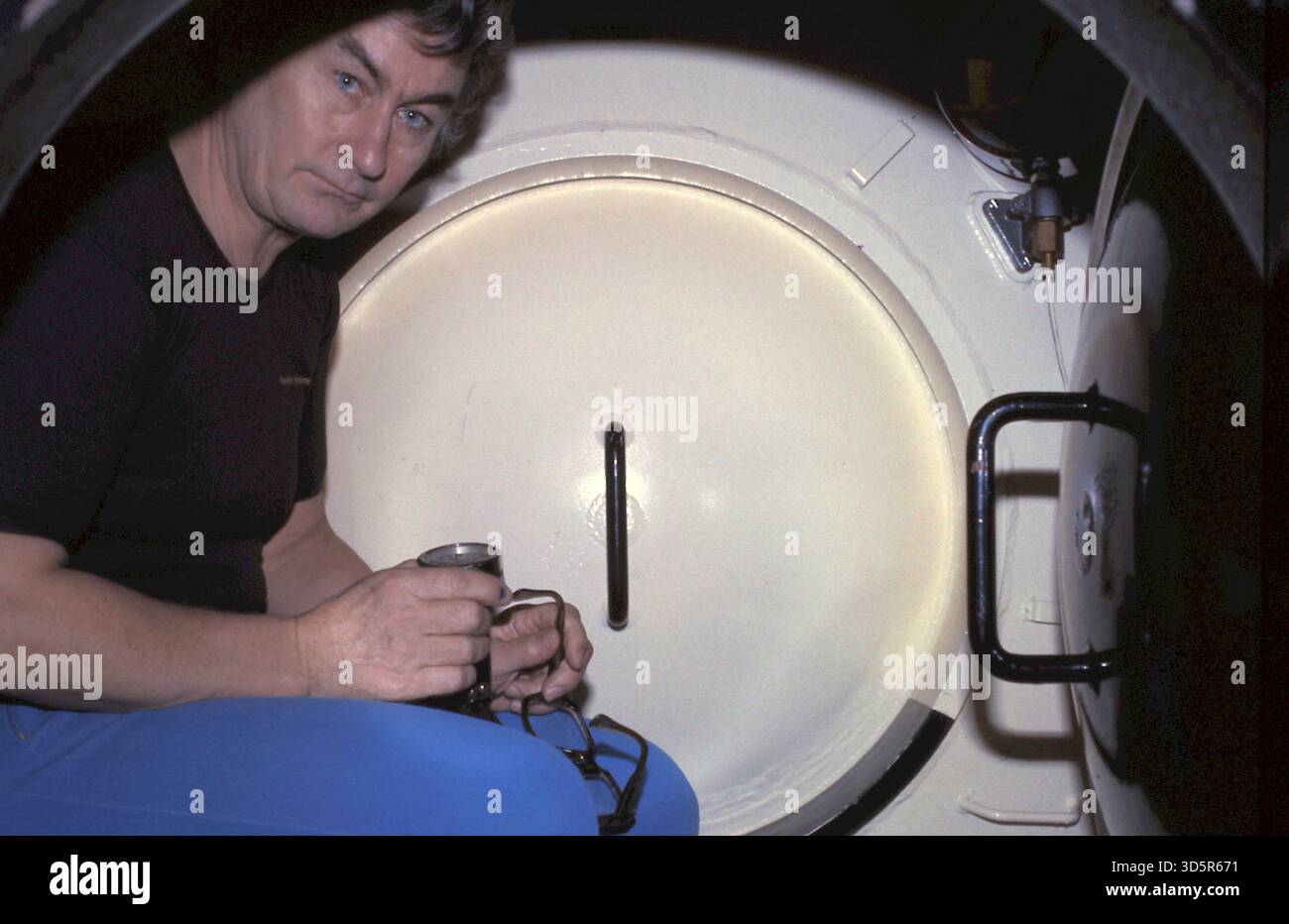Prof. Dr. med. Siegfried John in the BLFS pressure chamber Berlin 1976 ...