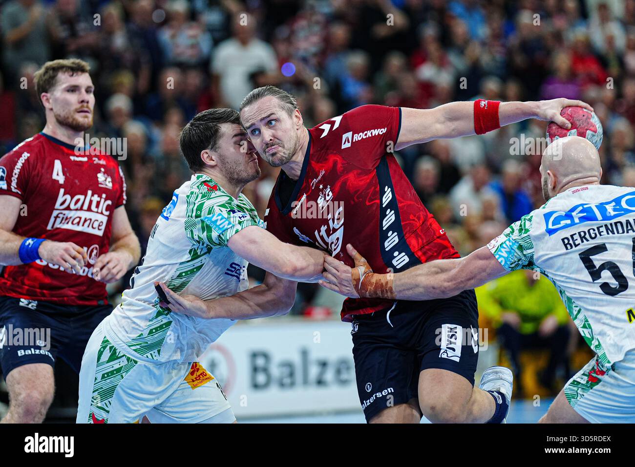 Elvar Oern Jonsson(SC Magdeburg, #19), Kent Robin Toennesssen (SG ...