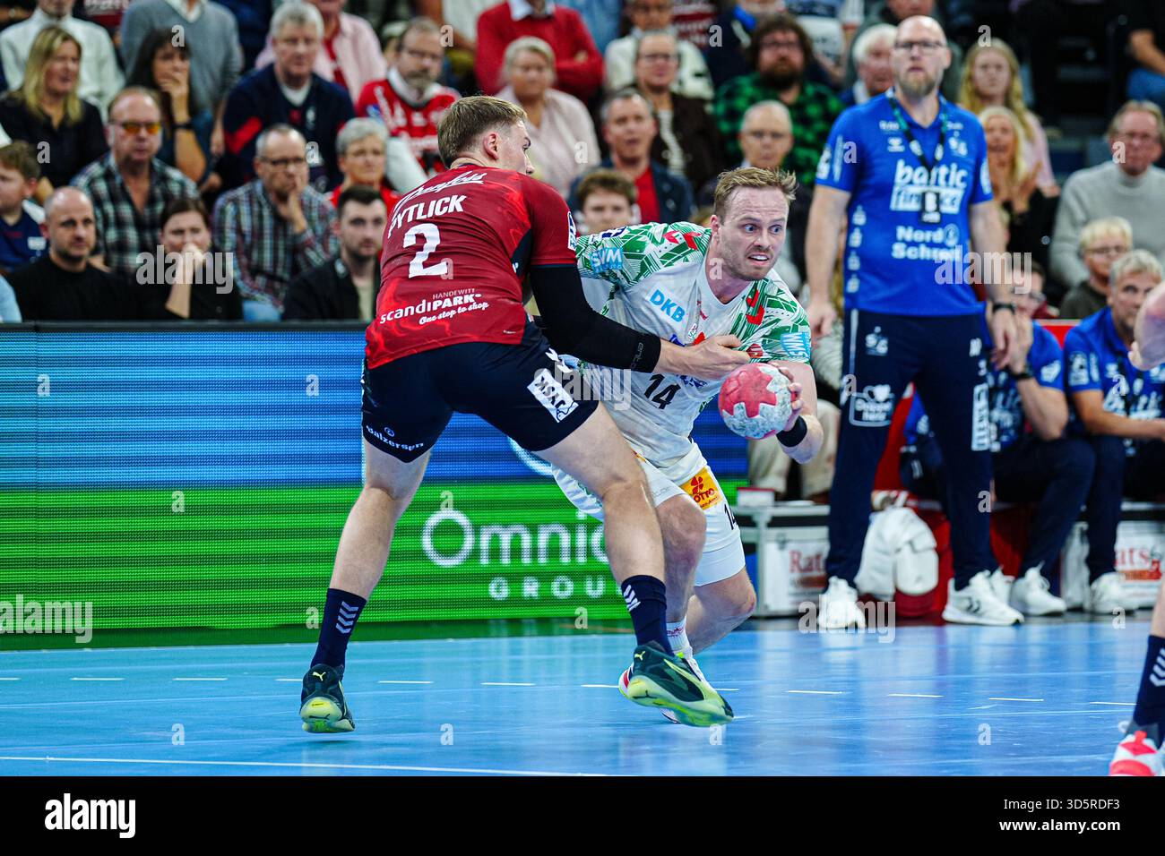 Simon Pytlick (SG Flensburg-Handewitt, #02), Omar Ingi Magnusson (SC ...