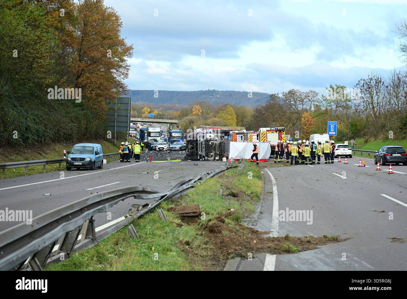 Ein schwerrer Unfall blockiert am Montag 17.11.2025 die Autobahn A 620 ...
