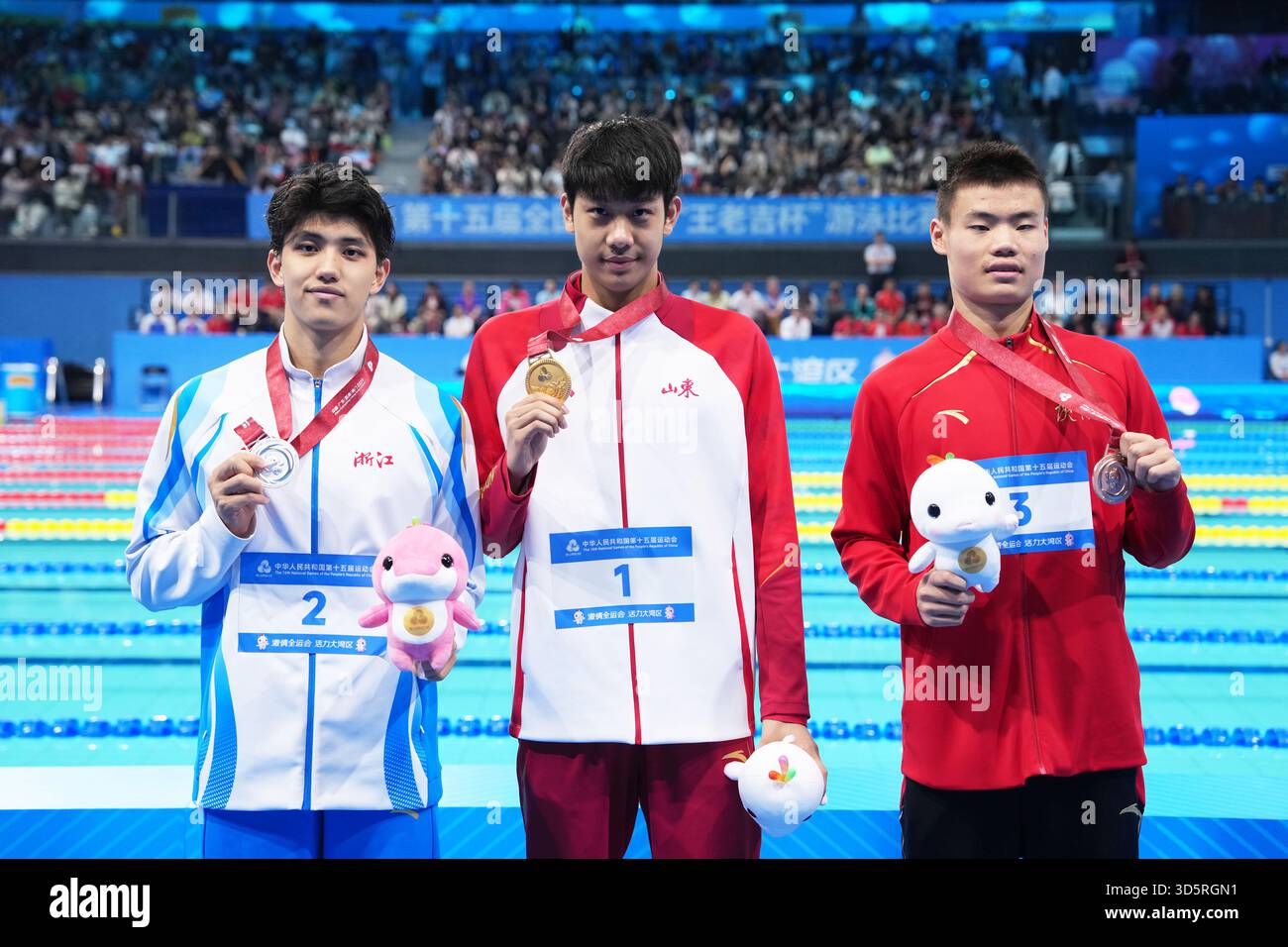(251117) -- SHENZHEN, Nov. 17, 2025 (Xinhua) -- Gold medalist Zhang ...