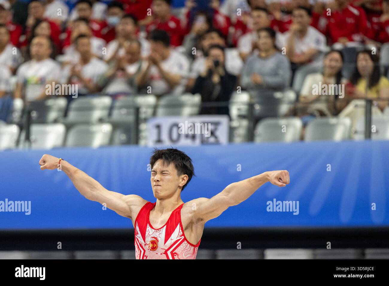 (251117) -- ZHAOQING, Nov. 17, 2025 (Xinhua) -- Chen Yilu of Zhejiang ...