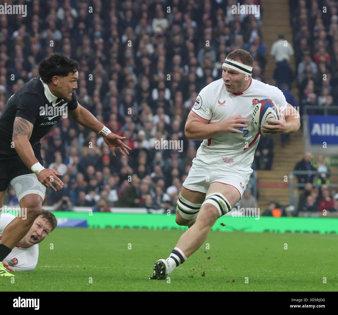 New Zealand's Billy Proctor(Hurricanes / Wellington) and England's Sam ...