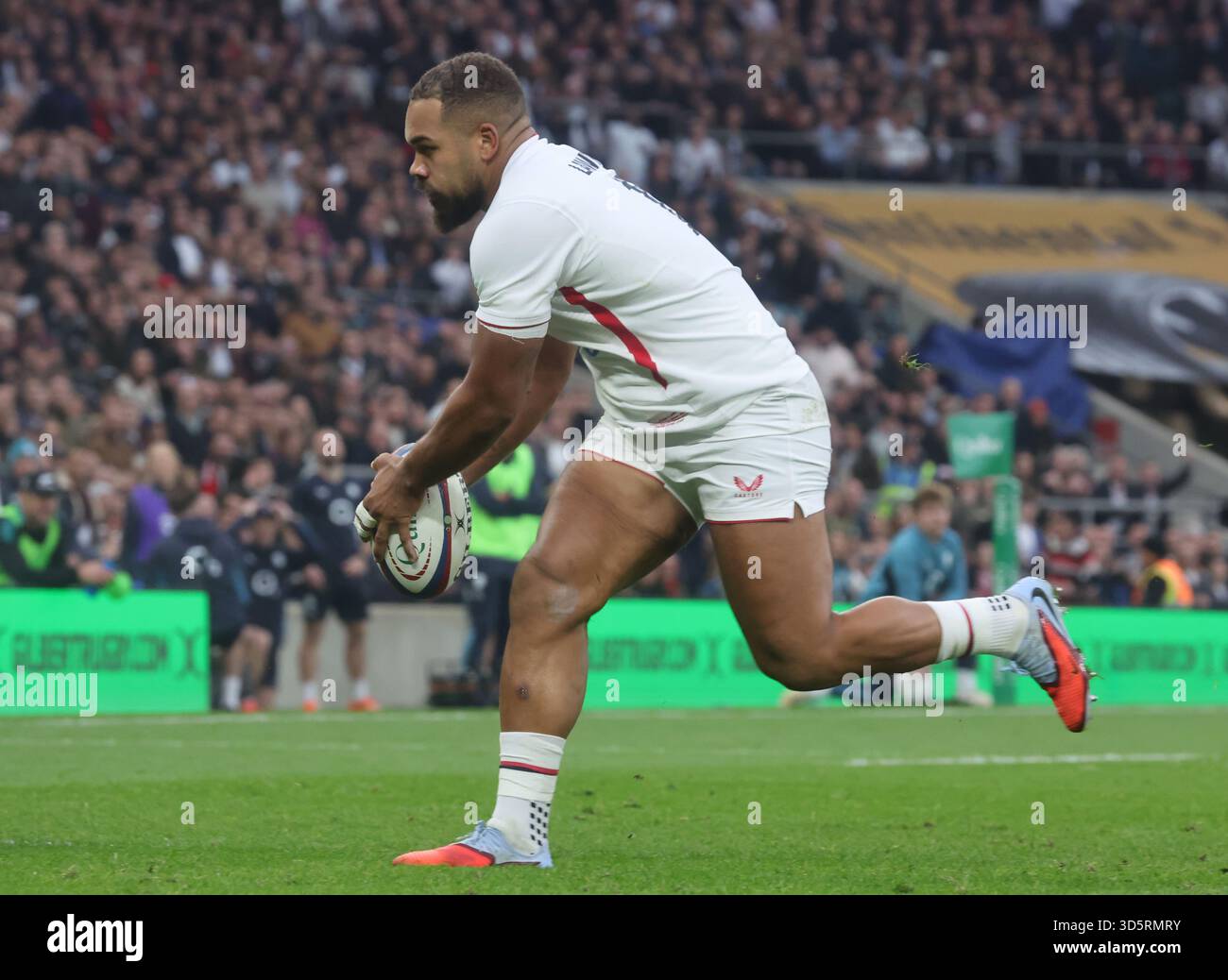 England's Ollie Lawrence(Bath Rugby) in action during Quilter Nations ...