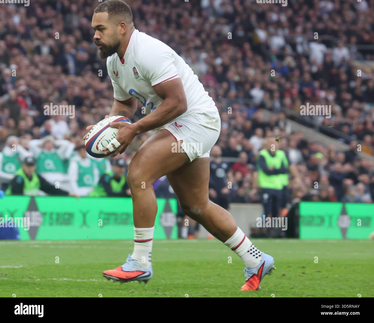 England's Ollie Lawrence(Bath Rugby) in action during Quilter Nations ...