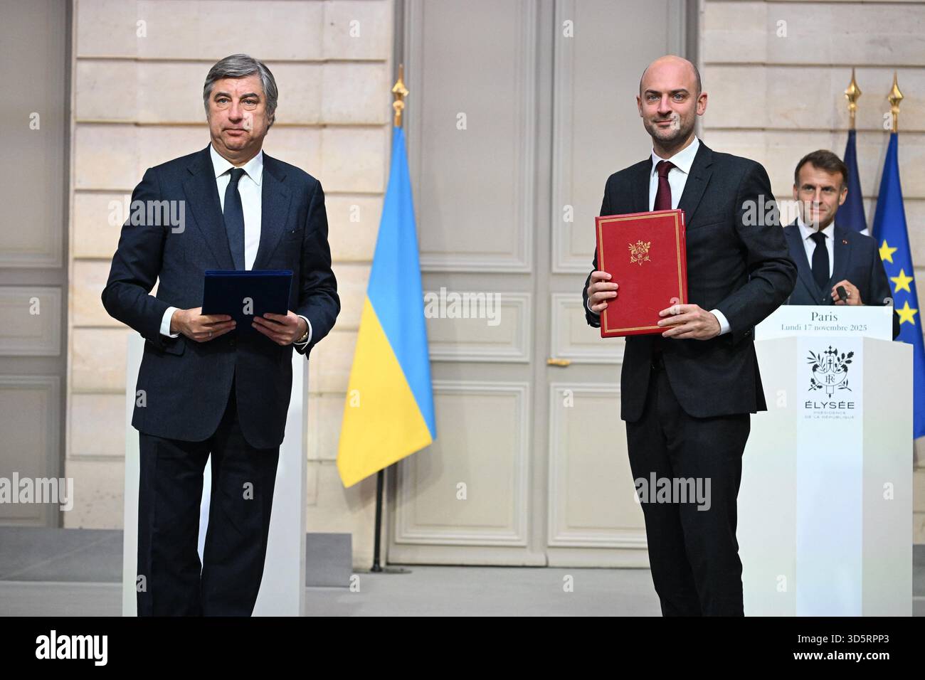 France's President Emmanuel Macron and Ukraine's President Volodymyr ...
