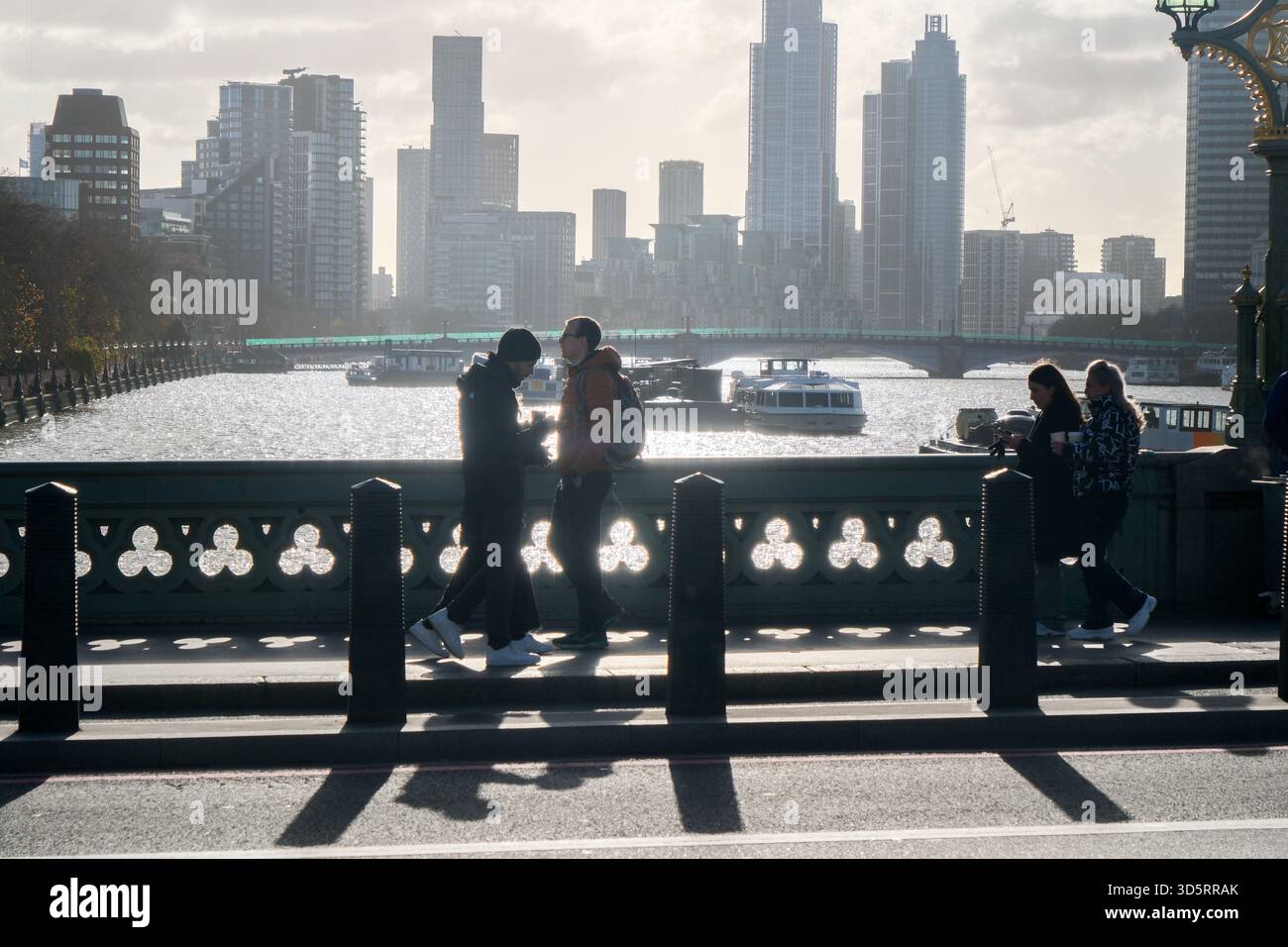 London, UK. 17th Nov 2025. UK Weather: Cold autumn morning in London ...