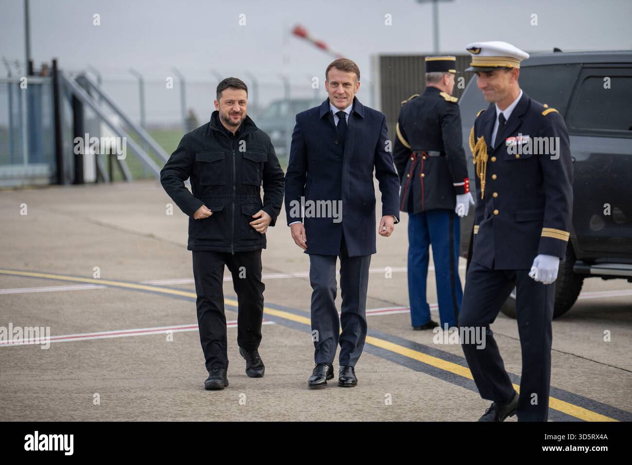 French President Emmanuel Macron and Ukrainian President Volodymyr ...