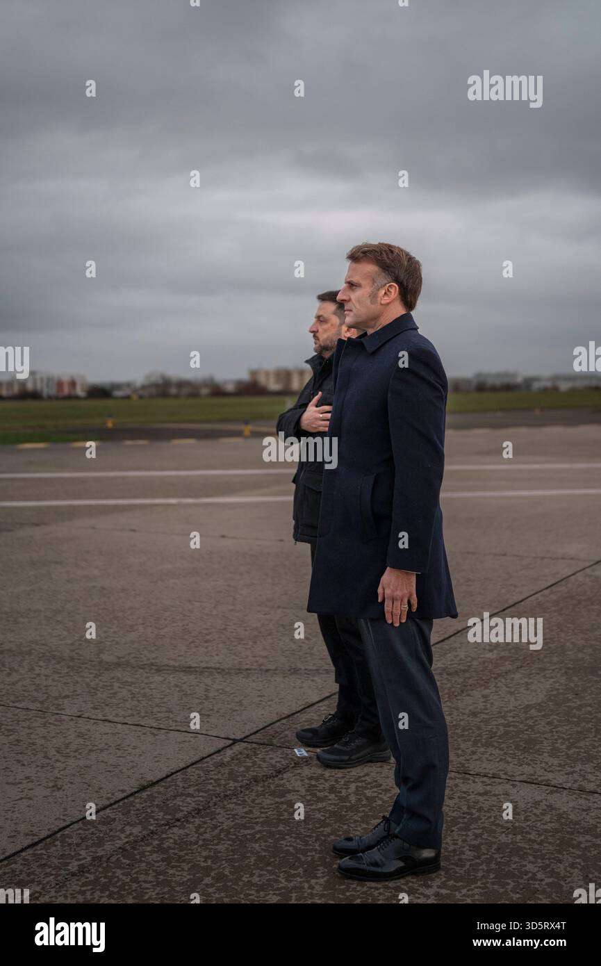 French President Emmanuel Macron and Ukrainian President Volodymyr ...