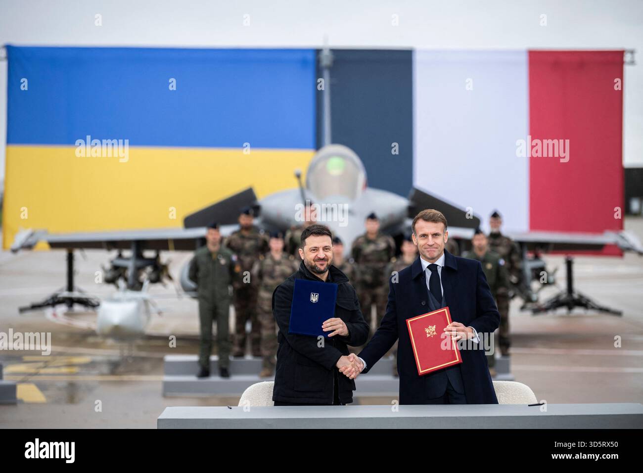 French President Emmanuel Macron and Ukrainian President Volodymyr ...