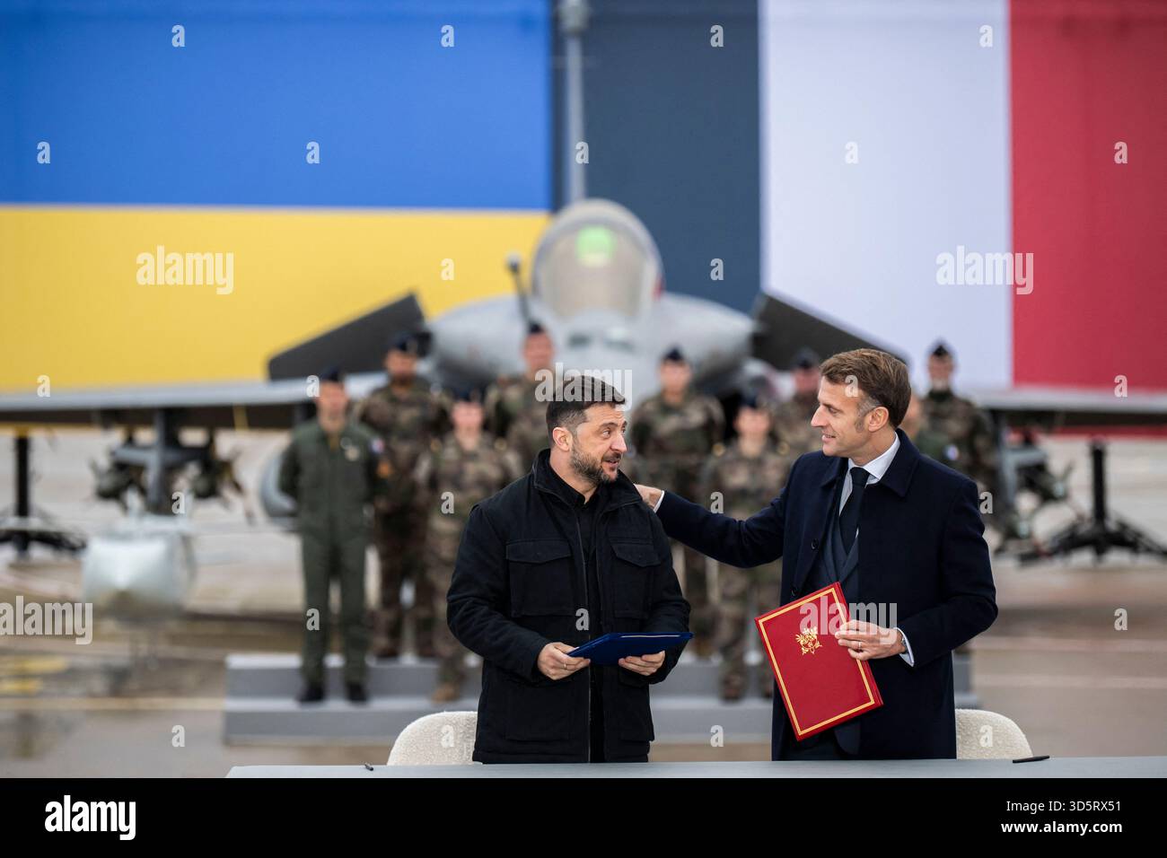 French President Emmanuel Macron and Ukrainian President Volodymyr ...