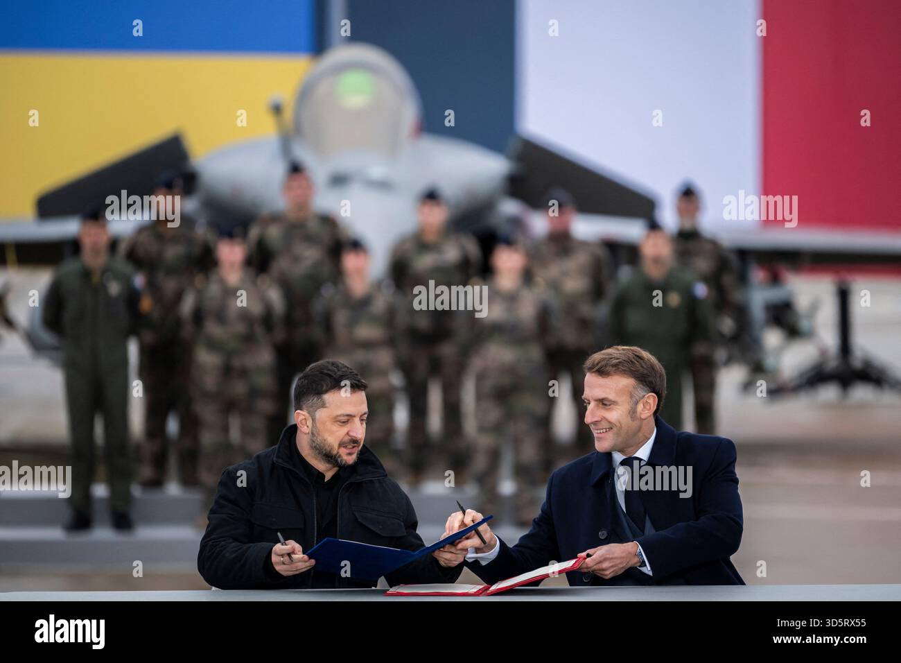 French President Emmanuel Macron and Ukrainian President Volodymyr ...