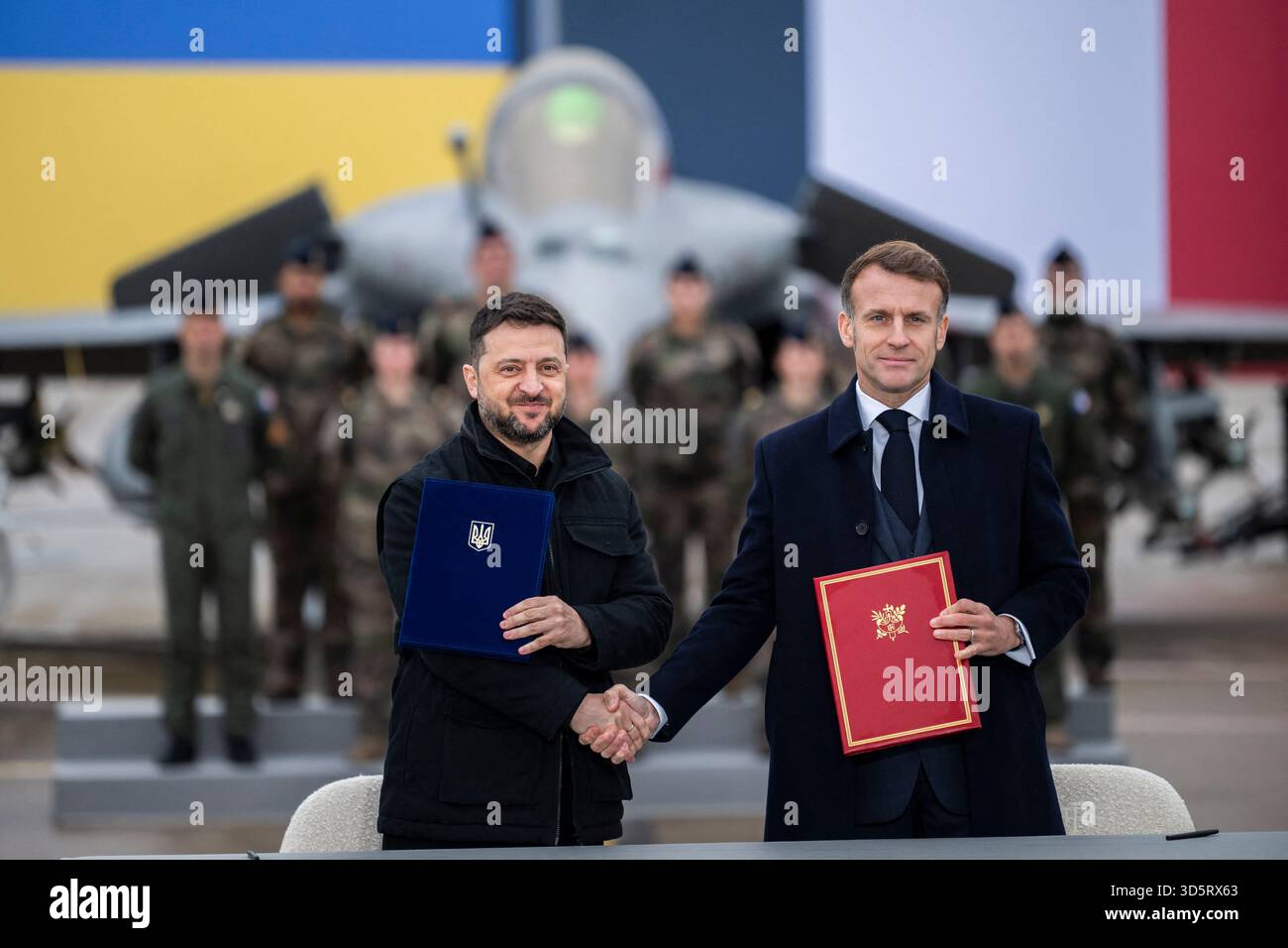 French President Emmanuel Macron and Ukrainian President Volodymyr ...