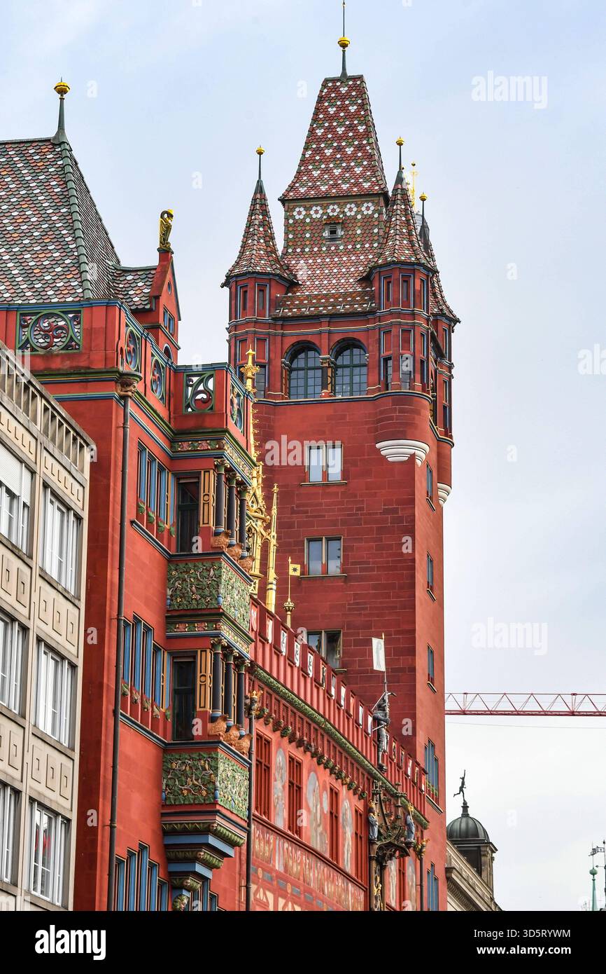 Das historische Rathaus am Marktplatz in Basel. *** The historic town ...
