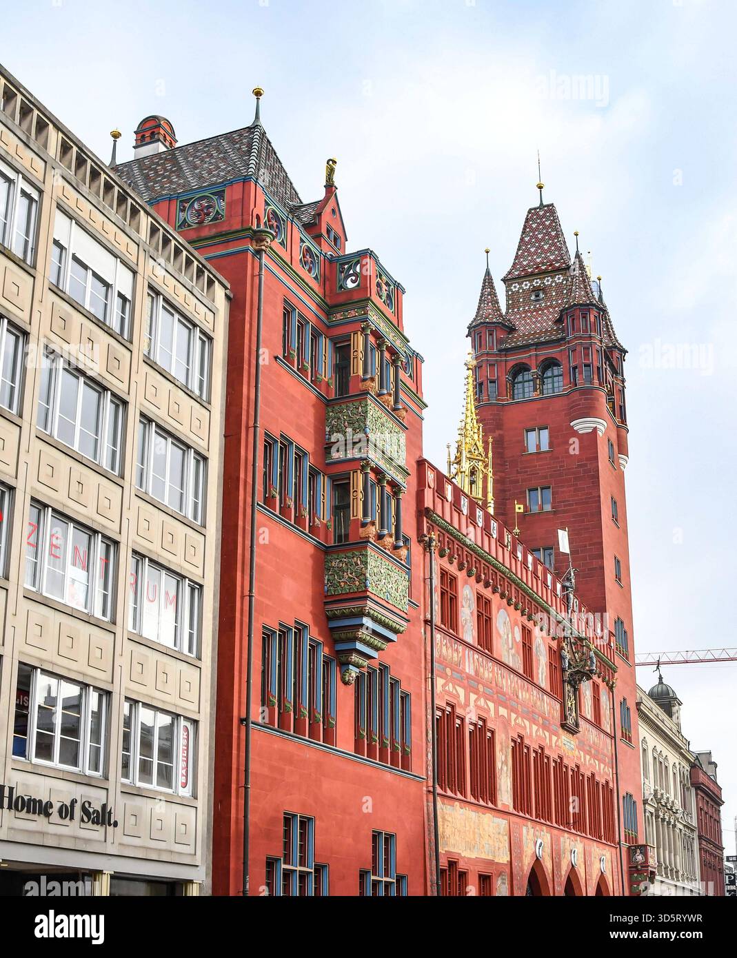 Das historische Rathaus am Marktplatz in Basel. *** The historic town ...
