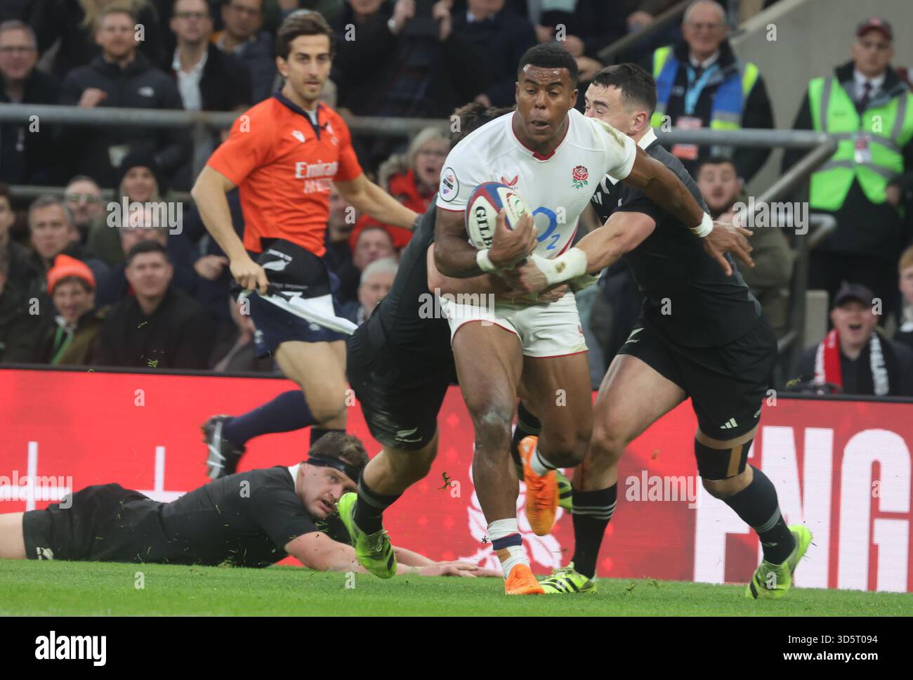 New Zealand's Beauden Barrett(Blues / Taranaki) and England's Immanuel ...