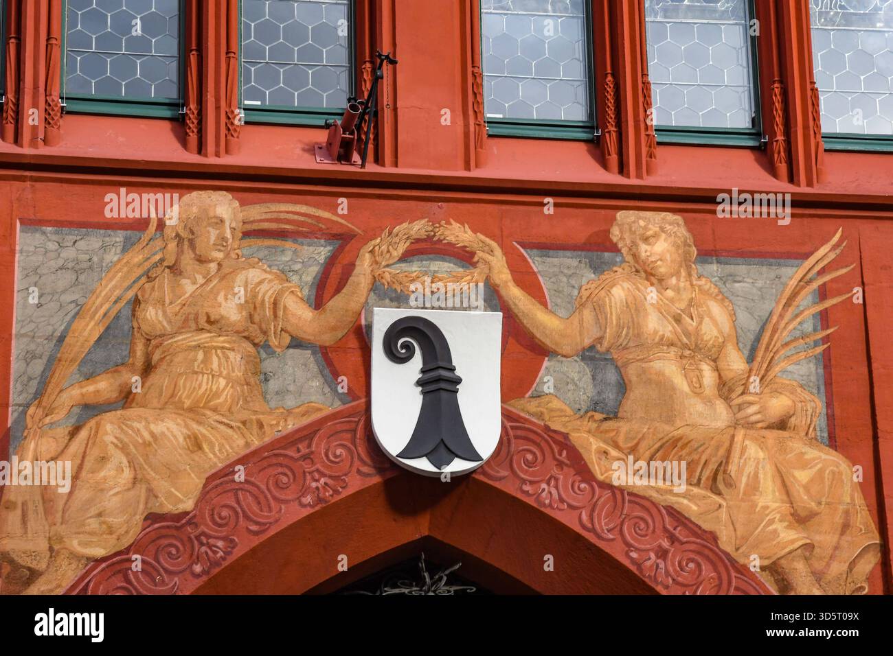 Das Basler Wappen am historischen Rathaus in Basel. *** The Basel coat ...