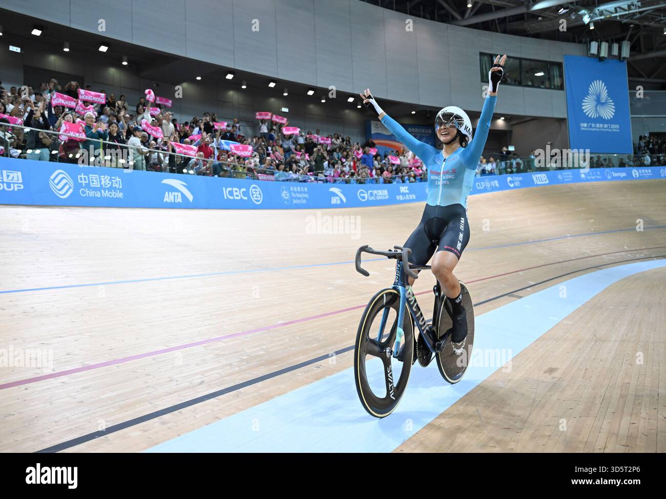 (251117) -- HONG KONG, Nov. 17, 2025 (Xinhua) -- Lee Sze Wing of Hong Kong reacts after winning ...