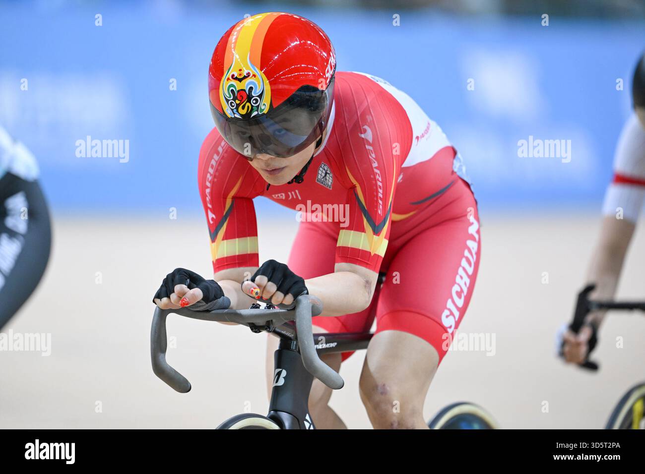 (251117) -- HONG KONG, Nov. 17, 2025 (Xinhua) -- Liu Jiali of Sichuan ...
