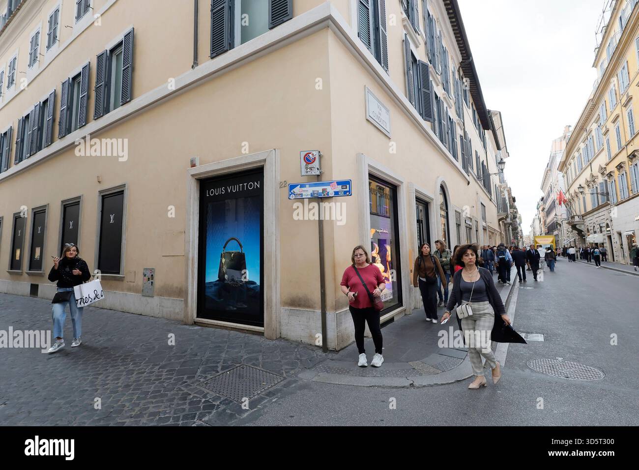 Furto con scasso nella sede di Louis Vuitton tra via dei Condotti e via ...