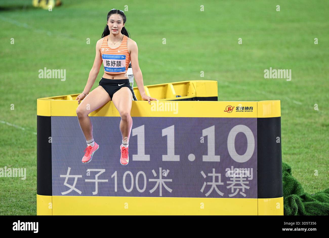 (251117) -- GUANGZHOU, Nov. 17, 2025 (Xinhua) -- Chen Yujie of Zhejiang ...