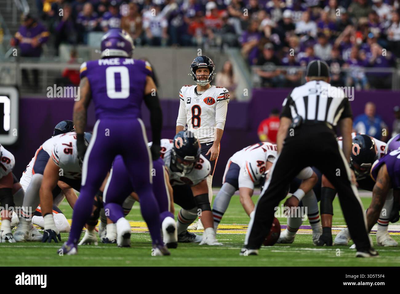 Chicago Bears kicker Cairo Santos (8) lines up for field goal attempt during the second half of ...