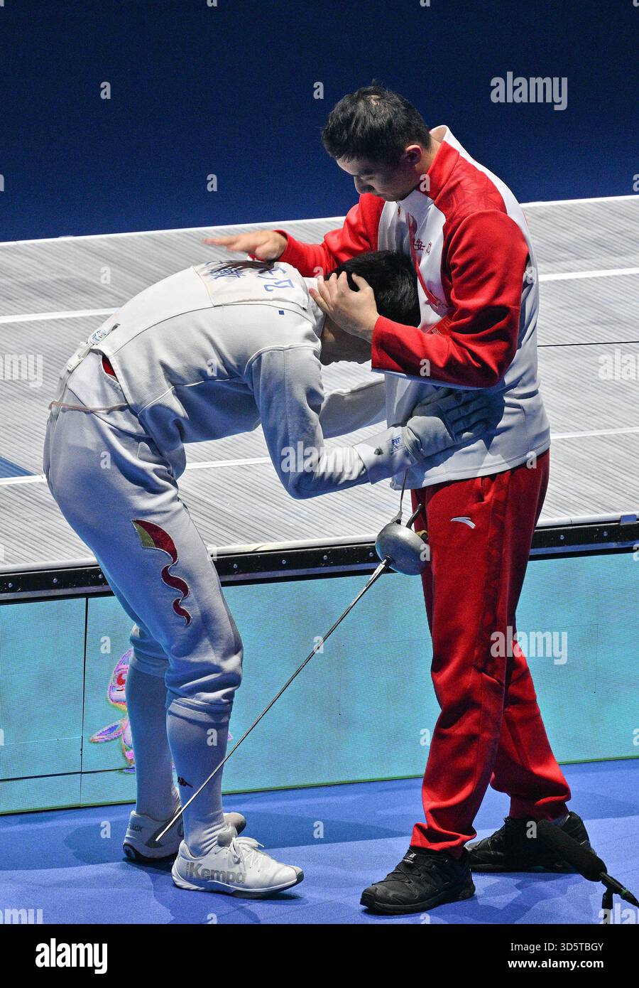 (251117) -- HONG KONG, Nov. 17, 2025 (Xinhua) -- Yu Lefan (L) of Anhui ...