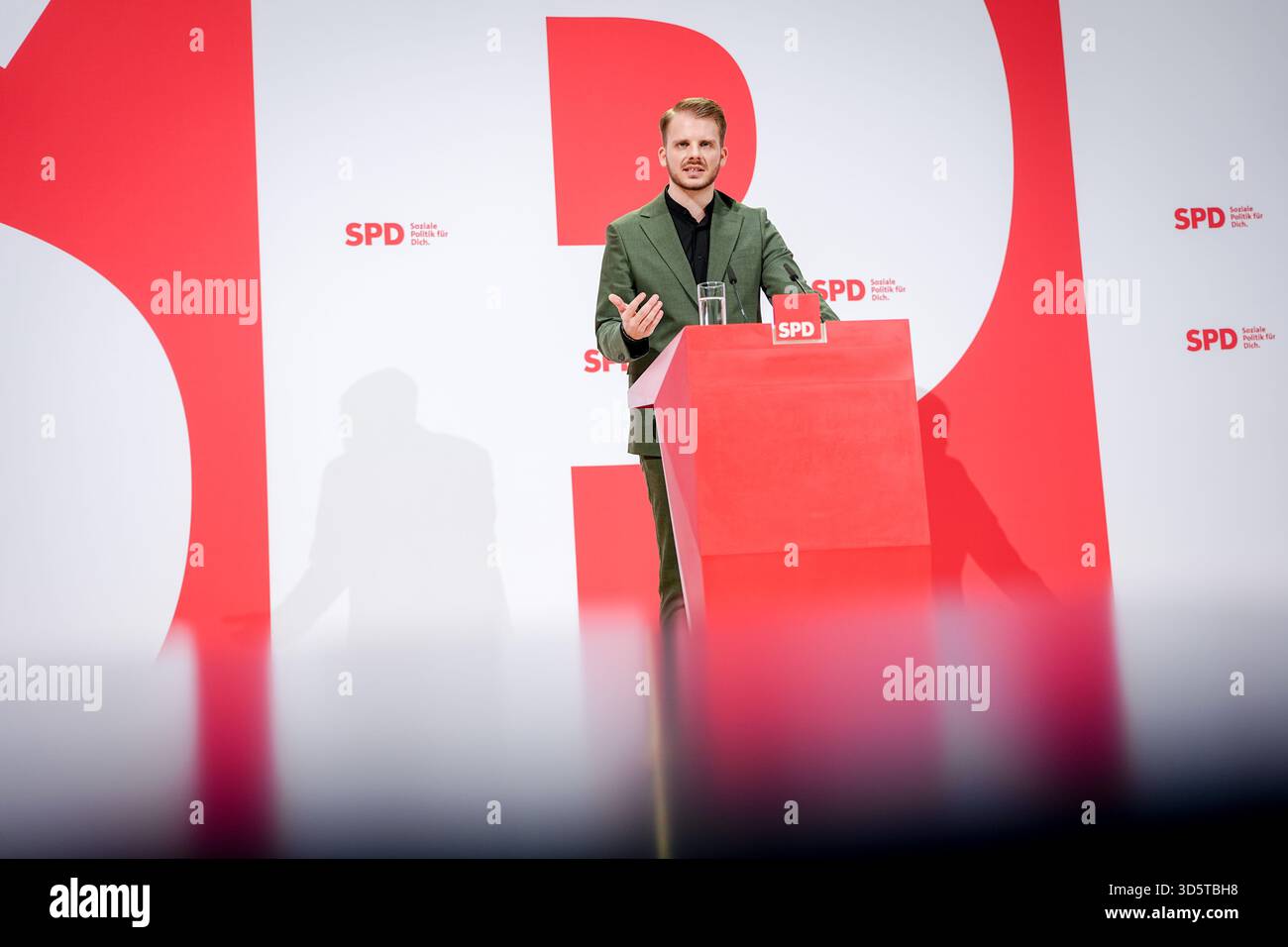 dpatop - 17 November 2025, Berlin: Tim Klüssendorf, SPD General ...