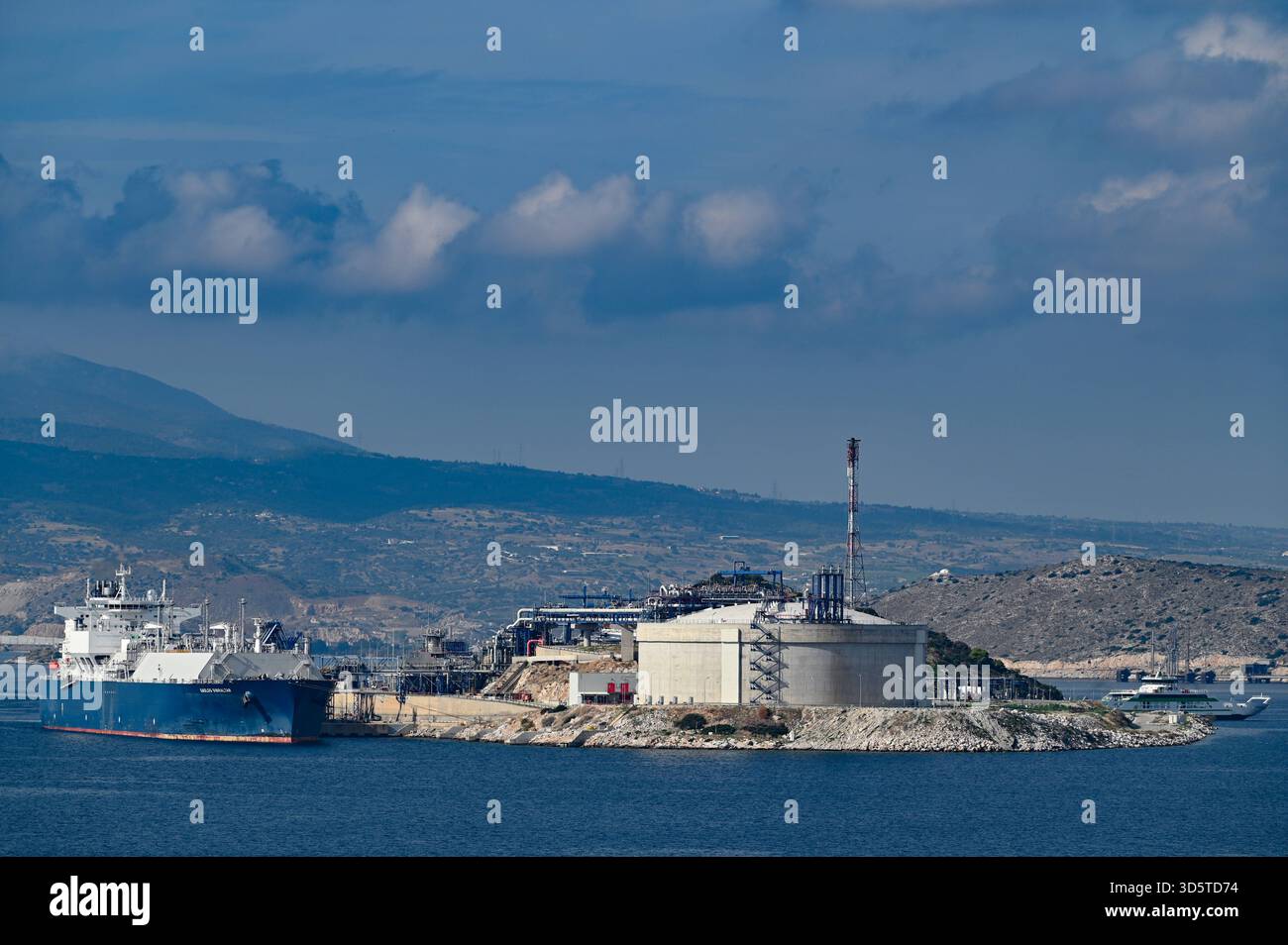Egyptian liquefied natural gas arrives at Revithoussa terminal near ...