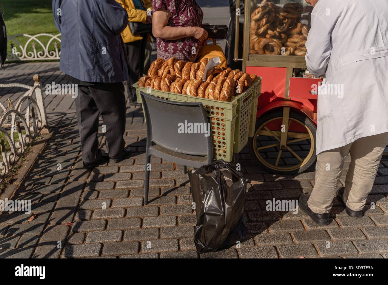 17 November 2025, Turkey, Istanbul: Tourists buy Turkish sesame bun ...