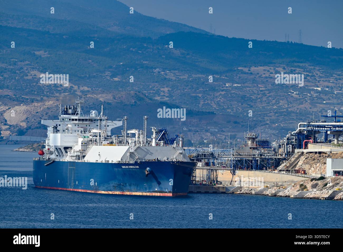 Egyptian liquefied natural gas arrives at Revithoussa terminal near ...
